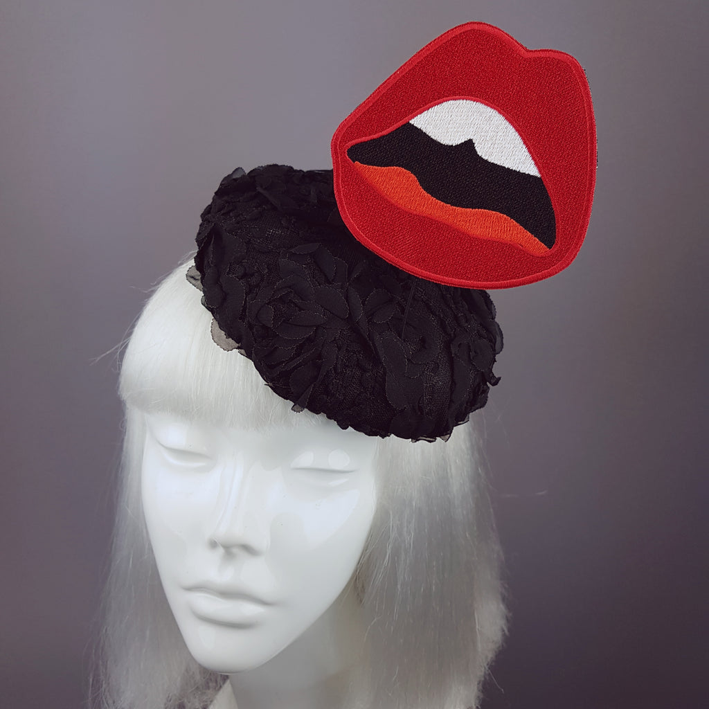 "Lèvres" Red Lips on Black Lace Hat – Pearls & Swine